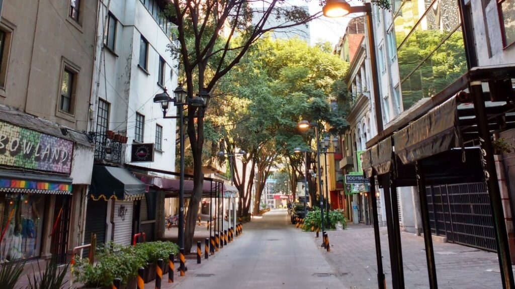 Zona Rosa in Mexico City: Tacos, Cocktails LGBT Bar Tour (3.5h)